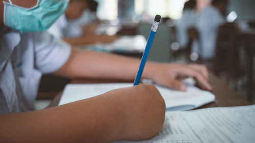 Students wearing mask for protect corona virus or covid-19 and d | Médecine